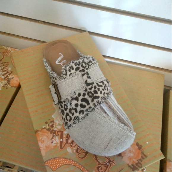 Very G | Shoes | Very G Mindy Slip On | Poshmark